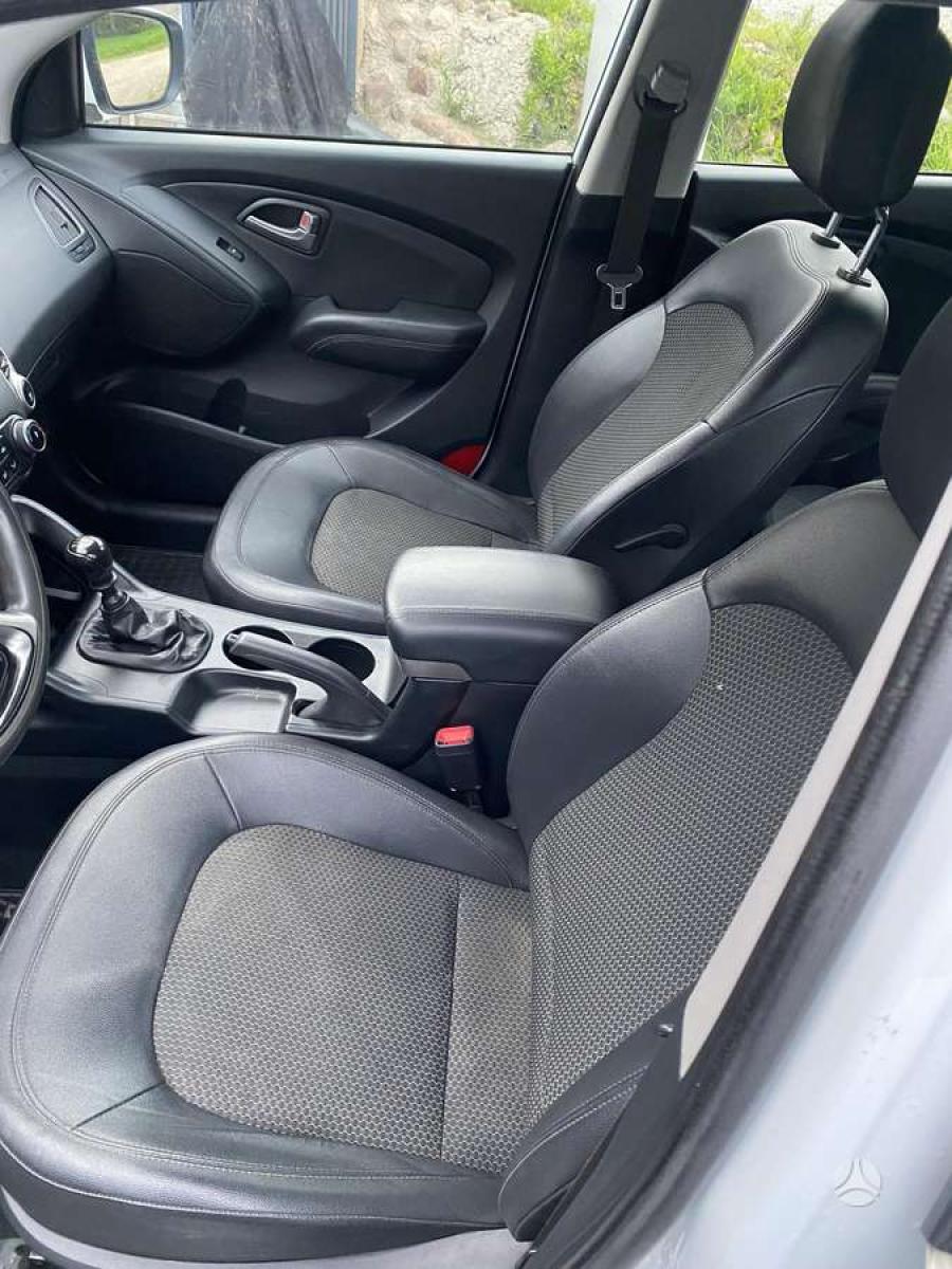 White Hyundai ix35 2011 in Telschi, with an engine capacity of 1.70 L and mileage of 240 thousand km for 3300 €, photo 10 on AUTOMOTO.COM.LV