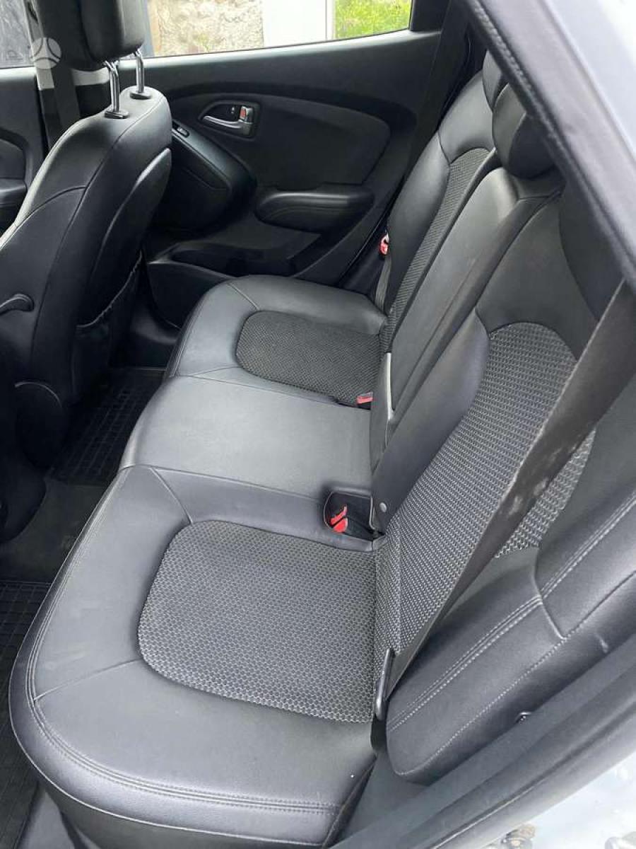 White Hyundai ix35 2011 in Telschi, with an engine capacity of 1.70 L and mileage of 240 thousand km for 3300 €, photo 11 on AUTOMOTO.COM.LV