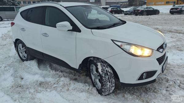 White Hyundai ix35 2012 in Utena, with an engine capacity of 2.00 L and mileage of 161 thousand km for 7200 €, photo 3 on AUTOMOTO.COM.LV