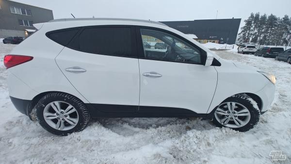 White Hyundai ix35 2012 in Utena, with an engine capacity of 2.00 L and mileage of 161 thousand km for 7200 €, photo 4 on AUTOMOTO.COM.LV