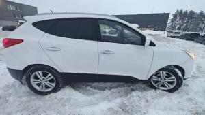 White Hyundai ix35 2012 in Utena, with an engine capacity of 2.00 L and mileage of 161 thousand km for 7200 €, photo 4 on AUTOMOTO.COM.LV