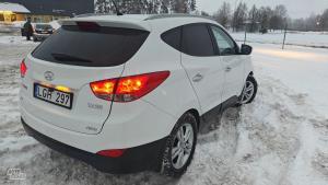 White Hyundai ix35 2012 in Utena, with an engine capacity of 2.00 L and mileage of 161 thousand km for 7200 €, photo 5 on AUTOMOTO.COM.LV