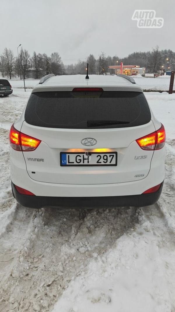 White Hyundai ix35 2012 in Utena, with an engine capacity of 2.00 L and mileage of 161 thousand km for 7200 €, photo 6 on AUTOMOTO.COM.LV