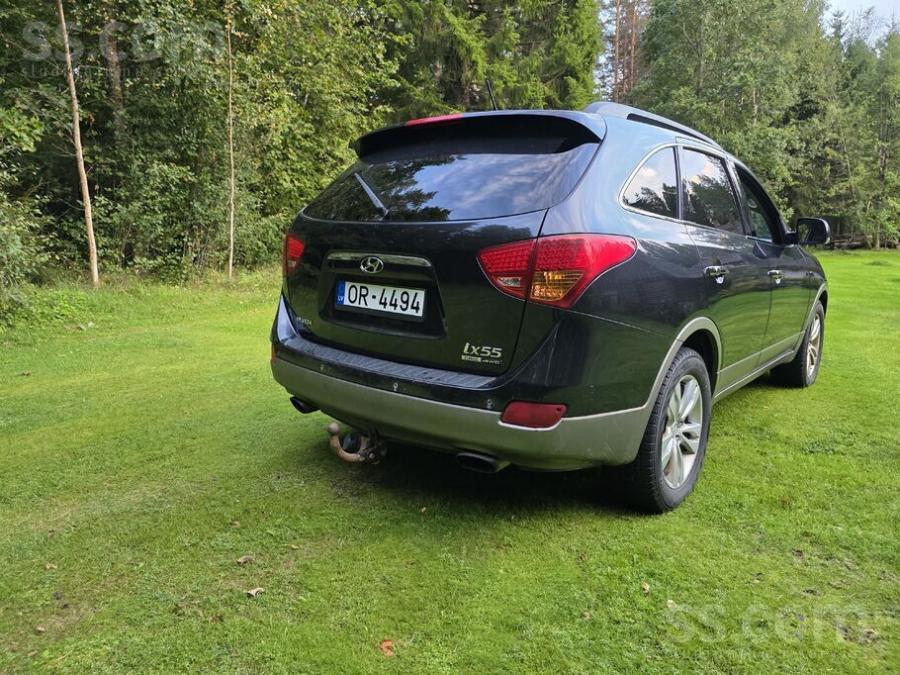 Black Hyundai Ix55 2009 in Riga, with an engine capacity of 3.00 L and mileage of 321 thousand km for 3000 €, photo 4 on AUTOMOTO.COM.LV