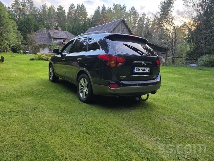 Black Hyundai Ix55 2009 in Riga, with an engine capacity of 3.00 L and mileage of 321 thousand km for 3000 €, photo 5 on AUTOMOTO.COM.LV