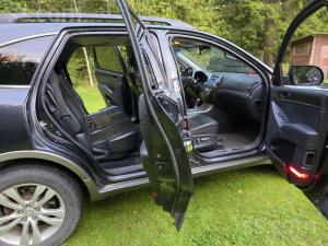 Black Hyundai Ix55 2009 in Riga, with an engine capacity of 3.00 L and mileage of 321 thousand km for 3000 €, photo 7 on AUTOMOTO.COM.LV