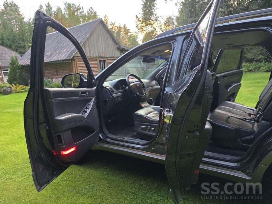 Black Hyundai Ix55 2009 in Riga, with an engine capacity of 3.00 L and mileage of 321 thousand km for 3000 €, photo 8 on AUTOMOTO.COM.LV