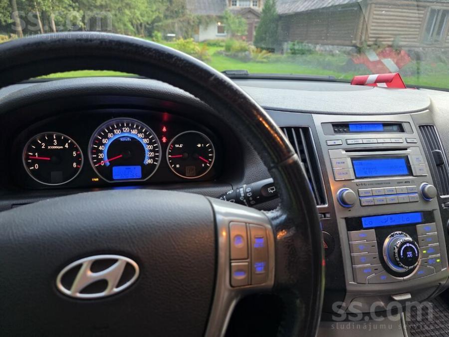 Black Hyundai Ix55 2009 in Riga, with an engine capacity of 3.00 L and mileage of 321 thousand km for 3000 €, photo 9 on AUTOMOTO.COM.LV