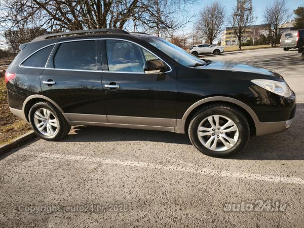Black Hyundai Ix55 2010 in Tallinn, with an engine capacity of 3.00 L and mileage of 212 thousand km for 6250 €, photo 2 on AUTOMOTO.COM.LV