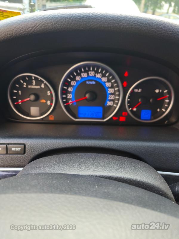Black Hyundai Ix55 2010 in Tallinn, with an engine capacity of 3.00 L and mileage of 212 thousand km for 6250 €, photo 10 on AUTOMOTO.COM.LV