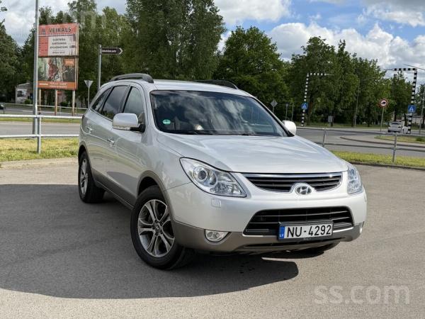 Grey Hyundai Ix55 2013 in Aizkraukle, with an engine capacity of 3.00 L and mileage of 165 thousand km for 8700 €, photo 1 on AUTOMOTO.COM.LV