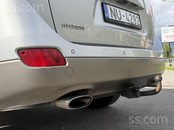 Grey Hyundai Ix55 2013 in Aizkraukle, with an engine capacity of 3.00 L and mileage of 165 thousand km for 8700 €, photo 5 on AUTOMOTO.COM.LV