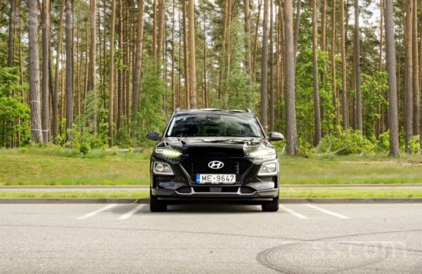 Black Hyundai Kona 2019 in Riga, with an engine capacity of 1.60 L and mileage of 142 thousand km for 14490 €, photo 3 on AUTOMOTO.COM.LV