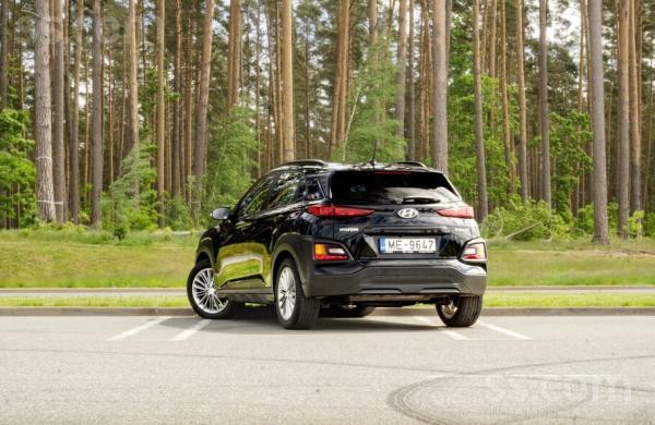 Black Hyundai Kona 2019 in Riga, with an engine capacity of 1.60 L and mileage of 142 thousand km for 14490 €, photo 8 on AUTOMOTO.COM.LV