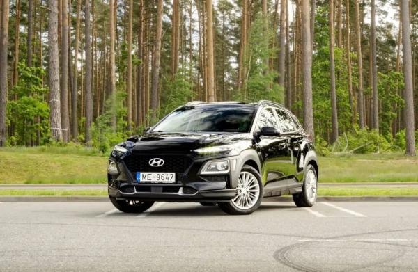 Black Hyundai Kona 2019 in Riga, with an engine capacity of 1.60 L and mileage of 142 thousand km for 12590 €, photo 1 on AUTOMOTO.COM.LV