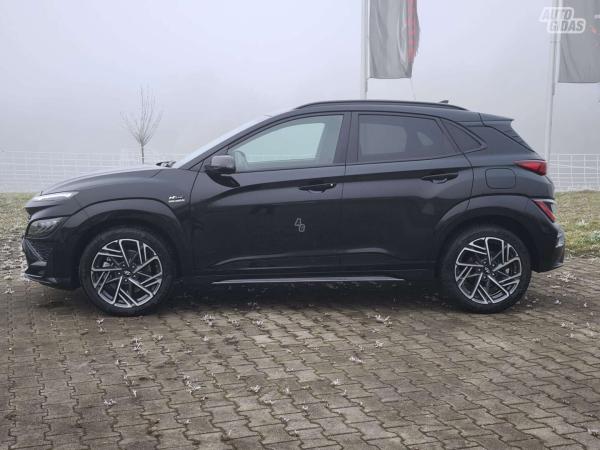 Melns Hyundai Kona 2021 Kauņa, ar dzinēja tilpumu 1.60 L un nobraukumu 15 tūkst. km par 25387 €, foto 4 vietnē AUTOMOTO.COM.LV