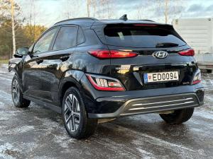 Black Hyundai Kona 2021 in Ukmerge, with an engine capacity of 0.00 L and mileage of 40 thousand km for 6700 €, photo 2 on AUTOMOTO.COM.LV