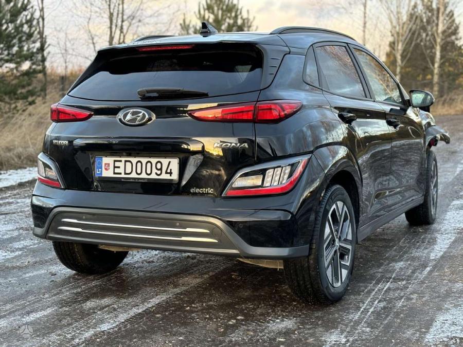 Black Hyundai Kona 2021 in Ukmerge, with an engine capacity of 0.00 L and mileage of 40 thousand km for 6700 €, photo 4 on AUTOMOTO.COM.LV
