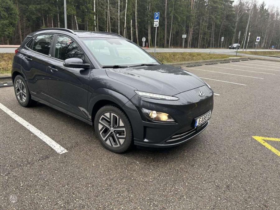 Black Hyundai Kona 2021 in Klaipeda, with an engine capacity of 0.00 L and mileage of 70 thousand km for 14800 €, photo 2 on AUTOMOTO.COM.LV