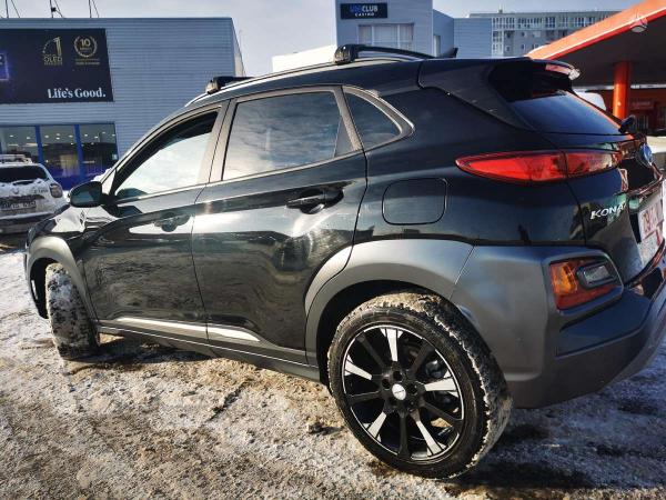 Black Hyundai Kona 2021 in Vilnius, with an engine capacity of 1.59 L and mileage of 37 thousand km for 15858 €, photo 2 on AUTOMOTO.COM.LV