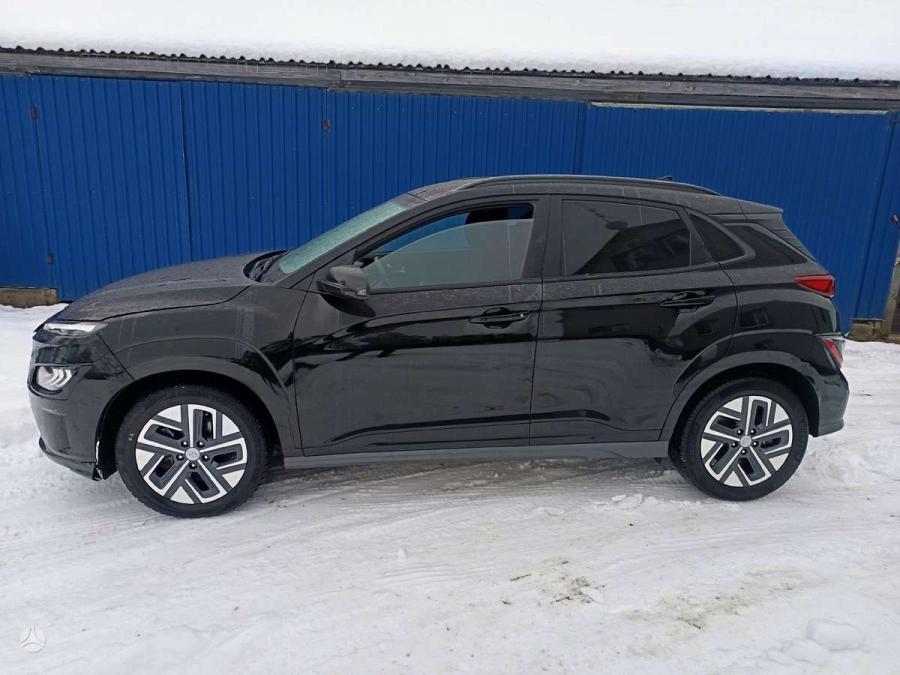 Black Hyundai Kona 2022 in Marijampole, with an engine capacity of 0.00 L and mileage of 68 thousand km for 13999 €, photo 2 on AUTOMOTO.COM.LV