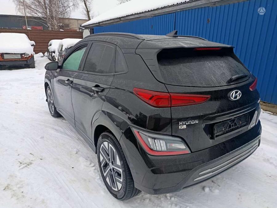 Black Hyundai Kona 2022 in Marijampole, with an engine capacity of 0.00 L and mileage of 68 thousand km for 13999 €, photo 3 on AUTOMOTO.COM.LV