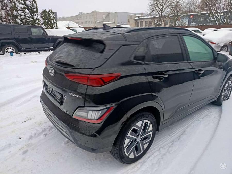 Black Hyundai Kona 2022 in Marijampole, with an engine capacity of 0.00 L and mileage of 68 thousand km for 13999 €, photo 5 on AUTOMOTO.COM.LV