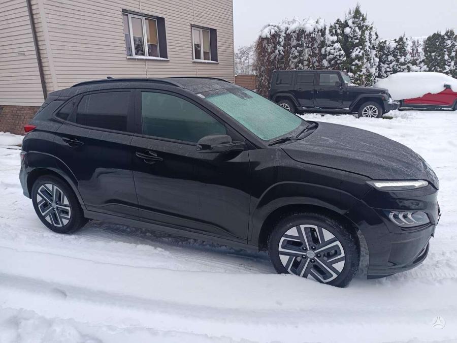 Black Hyundai Kona 2022 in Marijampole, with an engine capacity of 0.00 L and mileage of 68 thousand km for 13999 €, photo 6 on AUTOMOTO.COM.LV