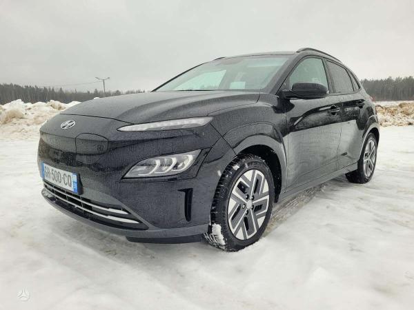 Black Hyundai Kona 2022 in Vilnius, with an engine capacity of 0.00 L and mileage of 38 thousand km for 15700 €, photo 2 on AUTOMOTO.COM.LV