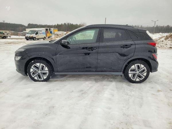 Black Hyundai Kona 2022 in Vilnius, with an engine capacity of 0.00 L and mileage of 38 thousand km for 15700 €, photo 3 on AUTOMOTO.COM.LV