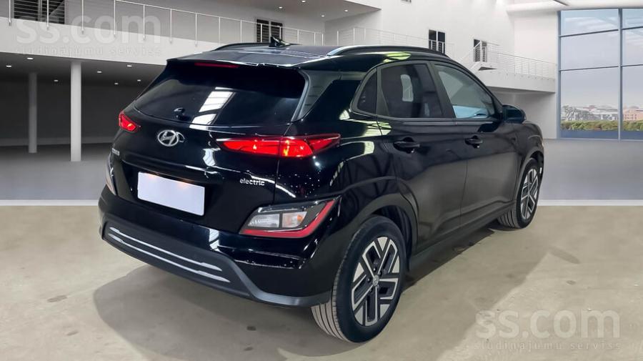 Black Hyundai Kona 2022 in Riga, with an engine capacity of 0.00 L and mileage of 55 thousand km for 18888 €, photo 4 on AUTOMOTO.COM.LV