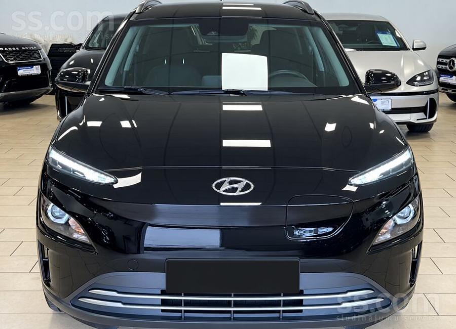 Black Hyundai Kona 2022 in Riga, with an engine capacity of 1.60 L and mileage of 0 thousand km for 17950 €, photo 3 on AUTOMOTO.COM.LV