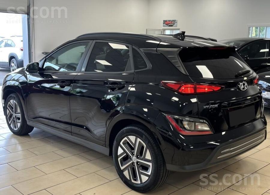 Black Hyundai Kona 2022 in Riga, with an engine capacity of 1.60 L and mileage of 0 thousand km for 17950 €, photo 4 on AUTOMOTO.COM.LV