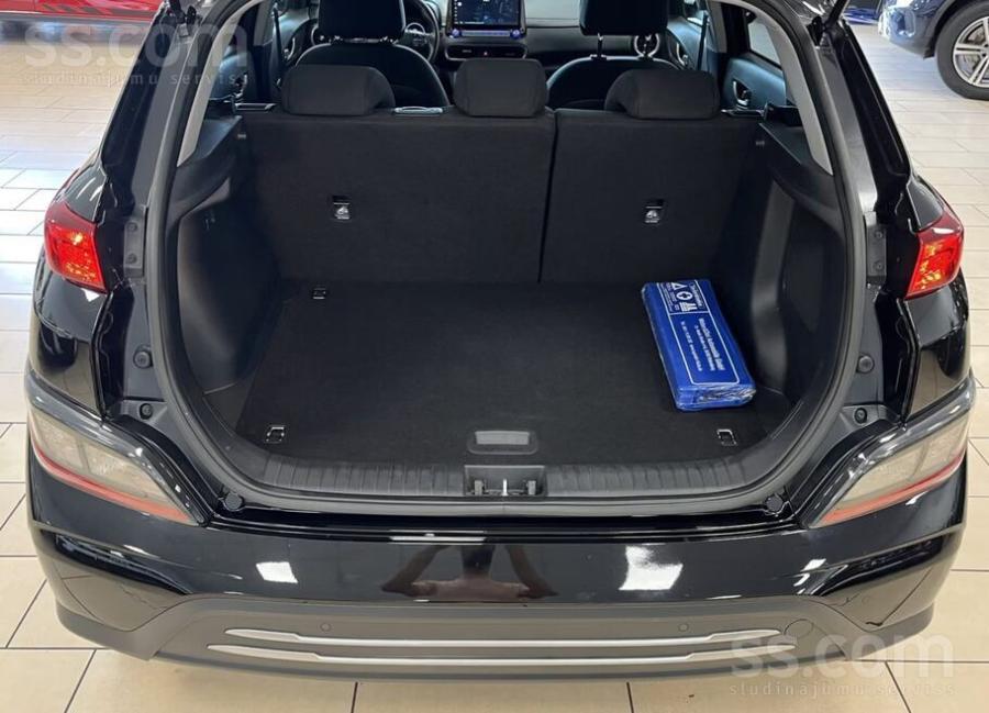 Black Hyundai Kona 2022 in Riga, with an engine capacity of 1.60 L and mileage of 0 thousand km for 17950 €, photo 5 on AUTOMOTO.COM.LV