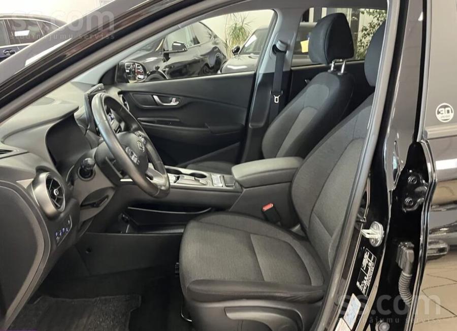 Black Hyundai Kona 2022 in Riga, with an engine capacity of 1.60 L and mileage of 0 thousand km for 17950 €, photo 6 on AUTOMOTO.COM.LV