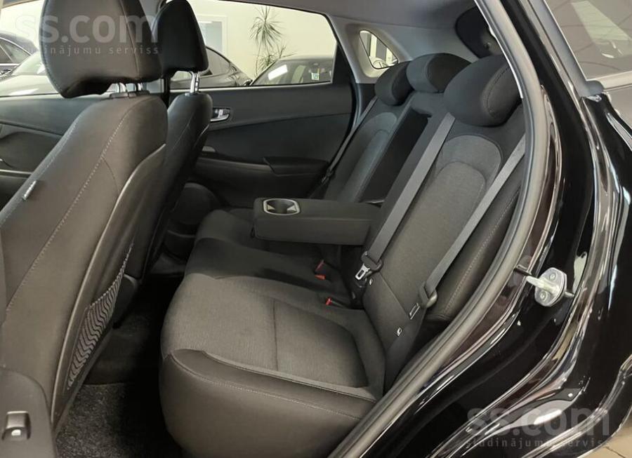 Black Hyundai Kona 2022 in Riga, with an engine capacity of 1.60 L and mileage of 0 thousand km for 17950 €, photo 7 on AUTOMOTO.COM.LV