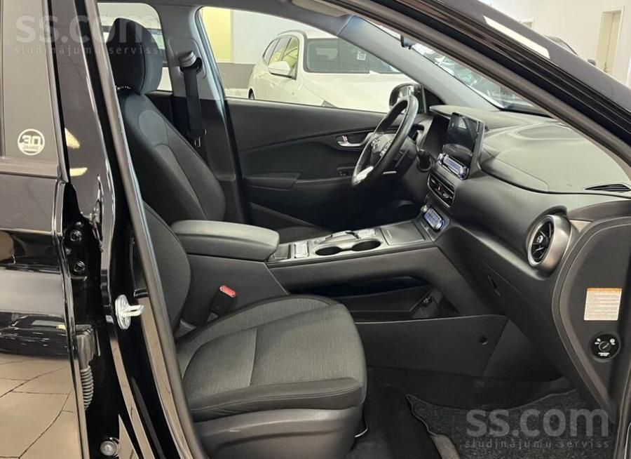 Black Hyundai Kona 2022 in Riga, with an engine capacity of 1.60 L and mileage of 0 thousand km for 17950 €, photo 8 on AUTOMOTO.COM.LV