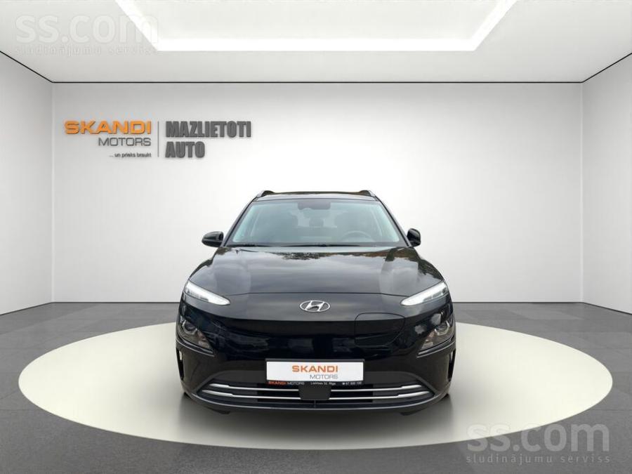 Black Hyundai Kona 2022 in Riga, with an engine capacity of 0.00 L and mileage of 26 thousand km for 20990 €, photo 3 on AUTOMOTO.COM.LV