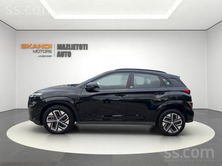 Black Hyundai Kona 2022 in Riga, with an engine capacity of 0.00 L and mileage of 26 thousand km for 20990 €, photo 4 on AUTOMOTO.COM.LV