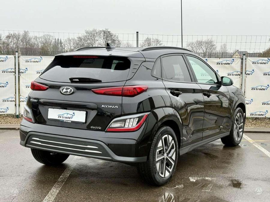 Black Hyundai Kona 2023 in Vilnius, with an engine capacity of 0.00 L and mileage of 43 thousand km for 17300 €, photo 2 on AUTOMOTO.COM.LV
