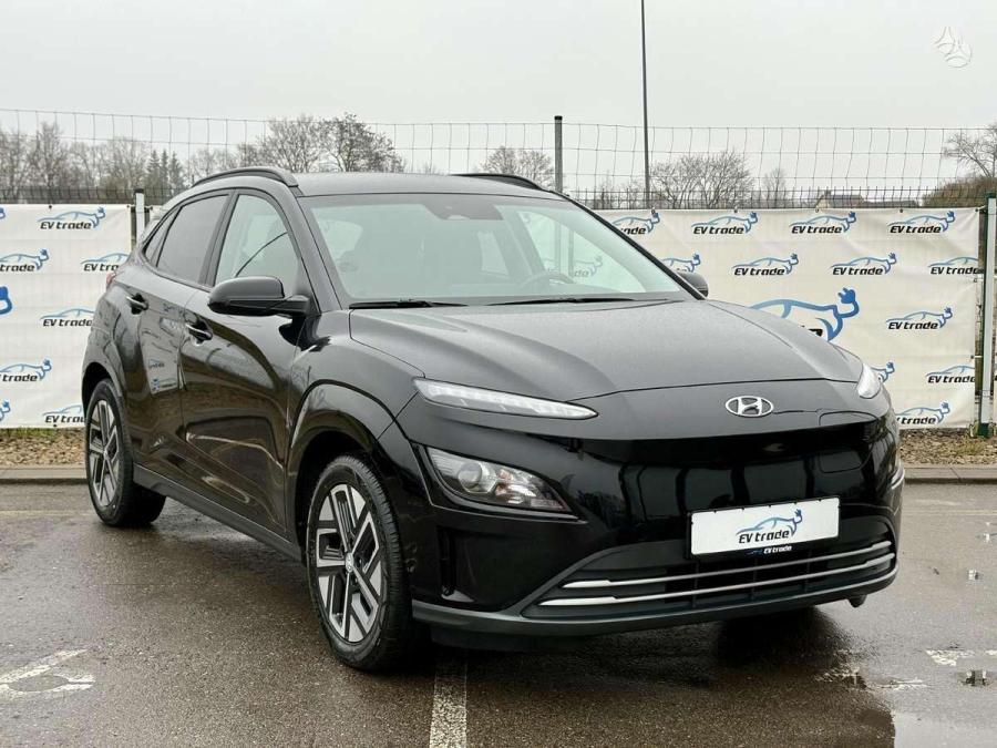 Black Hyundai Kona 2023 in Vilnius, with an engine capacity of 0.00 L and mileage of 43 thousand km for 17300 €, photo 3 on AUTOMOTO.COM.LV