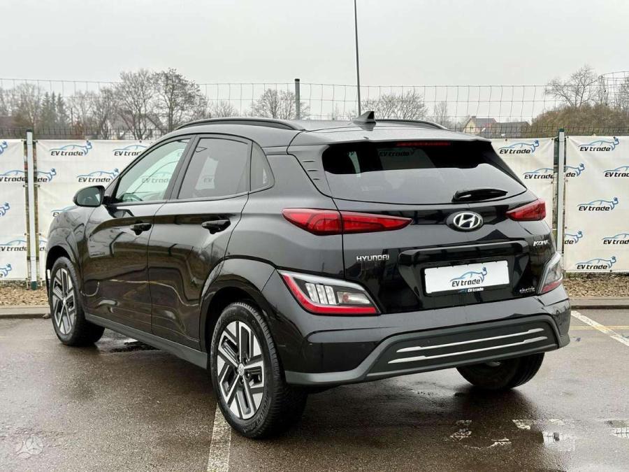 Black Hyundai Kona 2023 in Vilnius, with an engine capacity of 0.00 L and mileage of 43 thousand km for 17300 €, photo 4 on AUTOMOTO.COM.LV