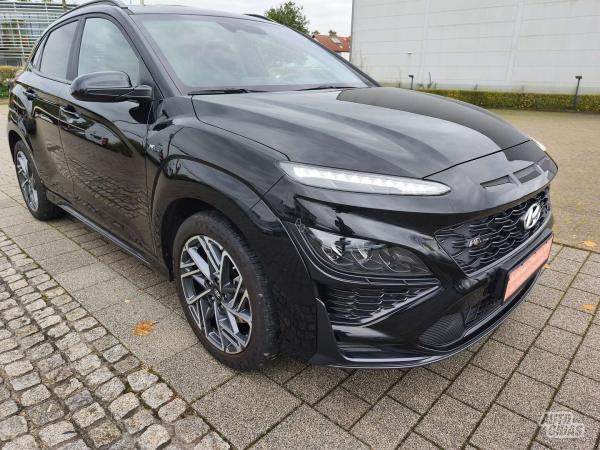 Black Hyundai Kona 2023 in Kaunas, with an engine capacity of 1.00 L and mileage of 11 thousand km for 23945 €, photo 1 on AUTOMOTO.COM.LV