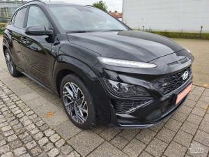 Melns Hyundai Kona 2023 Kauņa, ar dzinēja tilpumu 1.00 L un nobraukumu 11 tūkst. km par 23945 €, foto  vietnē AUTOMOTO.COM.LV
