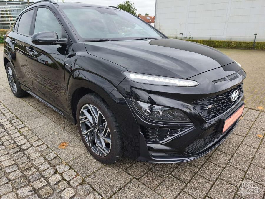 Black Hyundai Kona 2023 in Kaunas, with an engine capacity of 1.00 L and mileage of 11 thousand km for 23945 €, photo 1 on AUTOMOTO.COM.LV