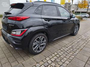 Black Hyundai Kona 2023 in Kaunas, with an engine capacity of 1.00 L and mileage of 11 thousand km for 23945 €, photo 3 on AUTOMOTO.COM.LV