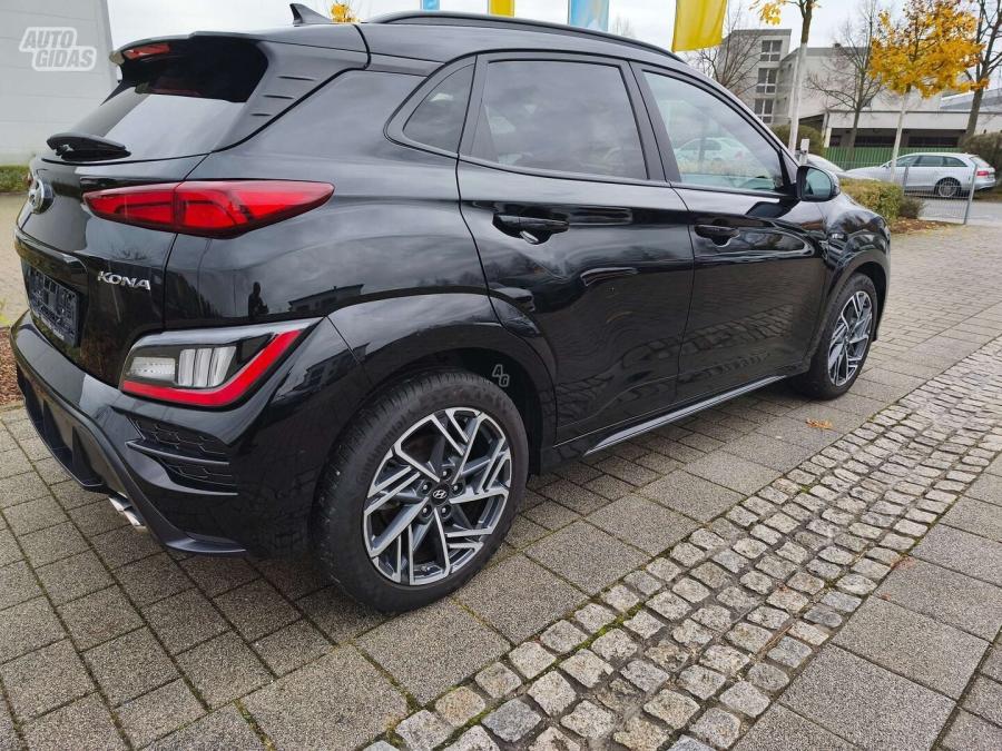 Black Hyundai Kona 2023 in Kaunas, with an engine capacity of 1.00 L and mileage of 11 thousand km for 23945 €, photo 3 on AUTOMOTO.COM.LV