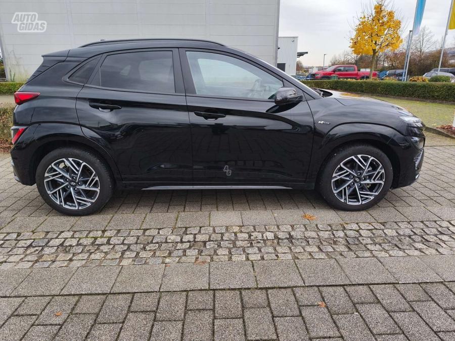 Black Hyundai Kona 2023 in Kaunas, with an engine capacity of 1.00 L and mileage of 11 thousand km for 23945 €, photo 5 on AUTOMOTO.COM.LV