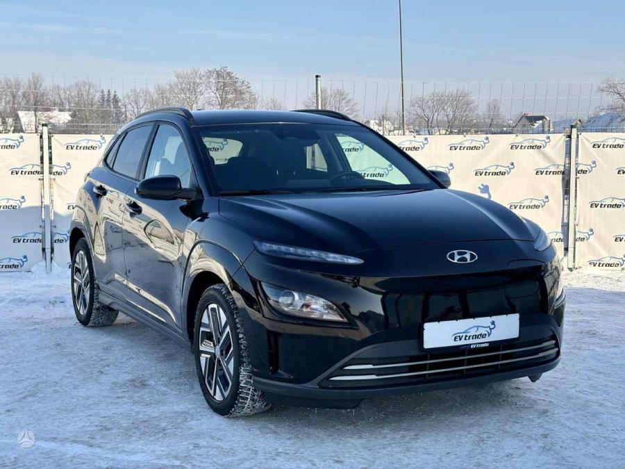Black Hyundai Kona 2023 in Vilnius, with an engine capacity of 0.00 L and mileage of 44 thousand km for 17300 €, photo 3 on AUTOMOTO.COM.LV