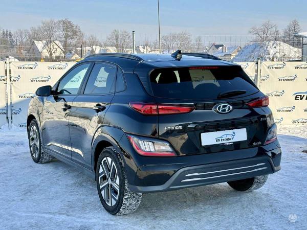 Melns Hyundai Kona 2023 Viļņa, ar dzinēja tilpumu 0.00 L un nobraukumu 44 tūkst. km par 17300 €, foto 4 vietnē AUTOMOTO.COM.LV